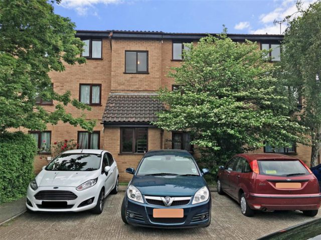 2 Bedroom Flat For Sale In Millhaven Close Chadwell Heath Romford Rm6