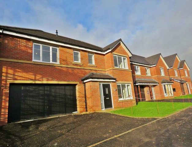 5 bedroom Detached house for sale in Mayfair Mount Crossgates Leeds LS15