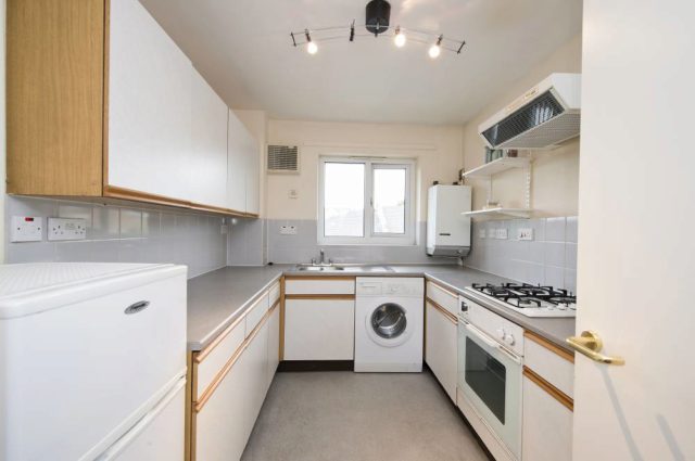 2 bedroom Flat to rent in Old Hospital Close London SW12