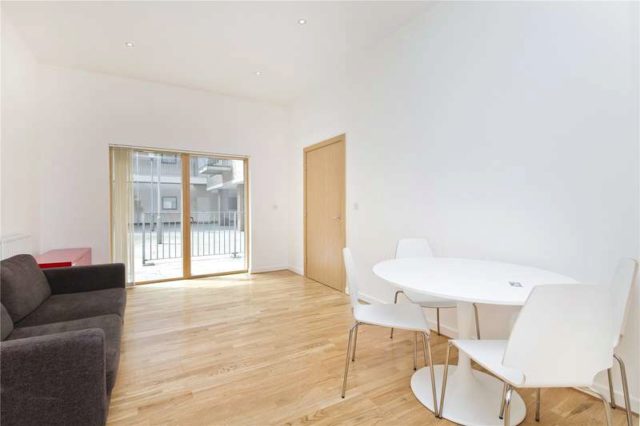 3 bedroom Flat to rent in Dalston Lane London E8