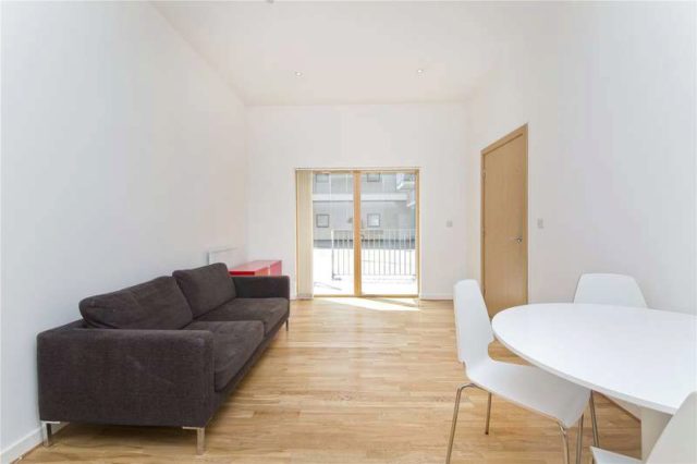 3 bedroom Flat to rent in Dalston Lane London E8