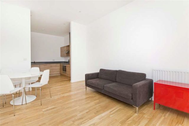 3 bedroom Flat to rent in Dalston Lane London E8