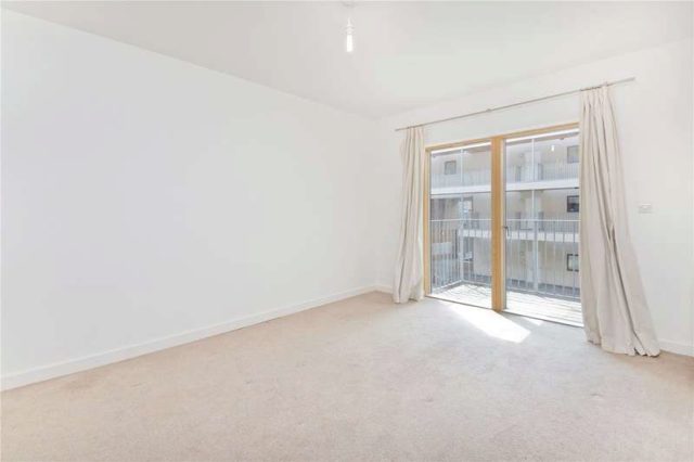 3 bedroom Flat to rent in Dalston Lane London E8