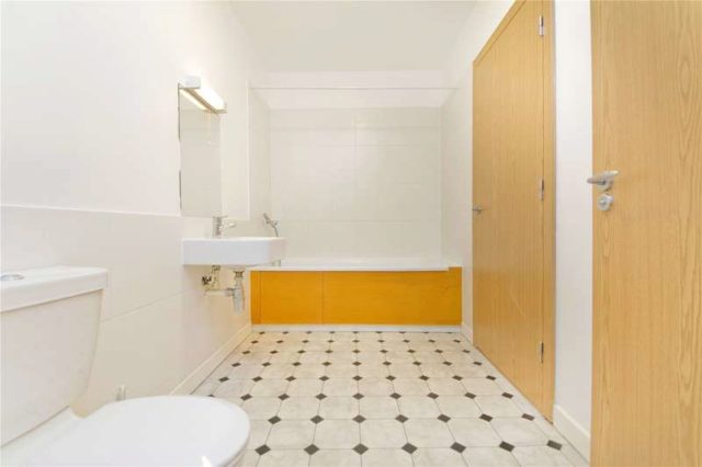 3 bedroom Flat to rent in Dalston Lane London E8