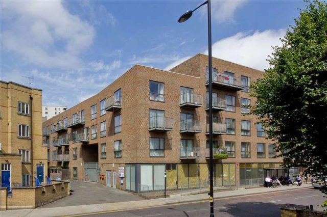 3 bedroom Flat to rent in Dalston Lane London E8