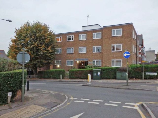 2 bedroom Flat to rent in Dollis Road London N3