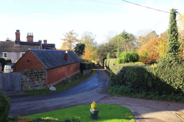 2 bedroom Cottage for sale in Oaken Lane Oaken Wolverhampton WV8