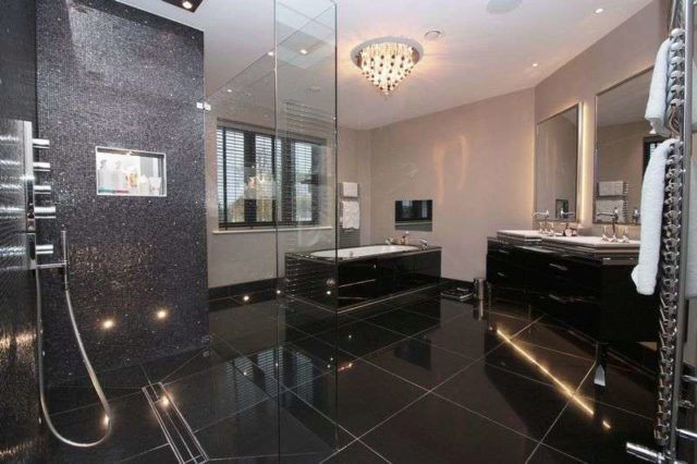 6 bedroom Detached house for sale in High Road Chigwell IG7