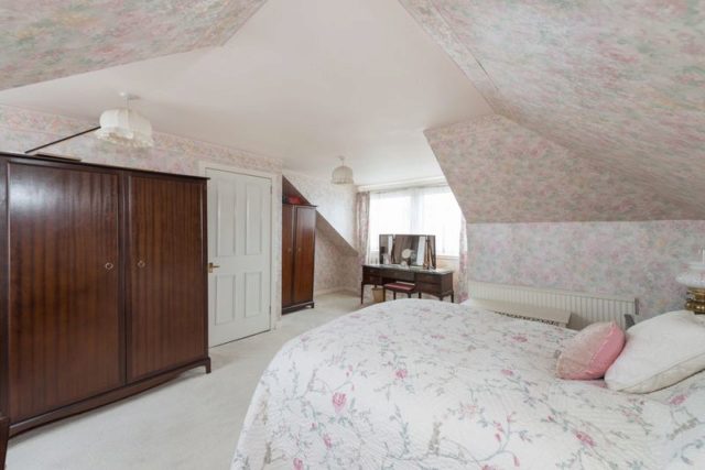 2 bedroom Detached house for sale in Moredun Park Gardens Edinburgh EH17