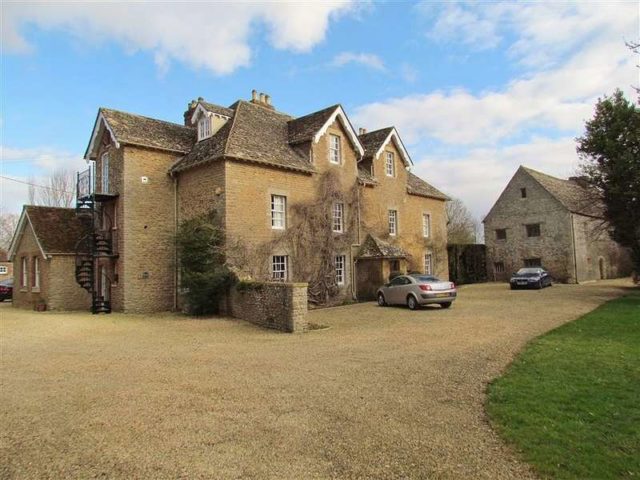 4 bedroom Flat to rent in Packhorse Lane Marcham Abingdon OX13
