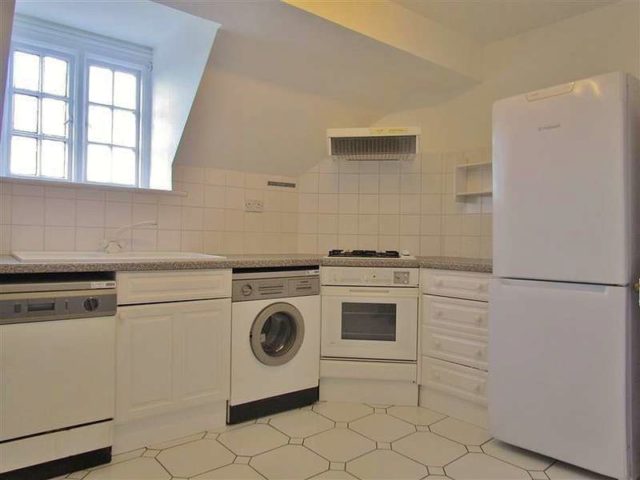 4 bedroom Flat to rent in Packhorse Lane Marcham Abingdon OX13