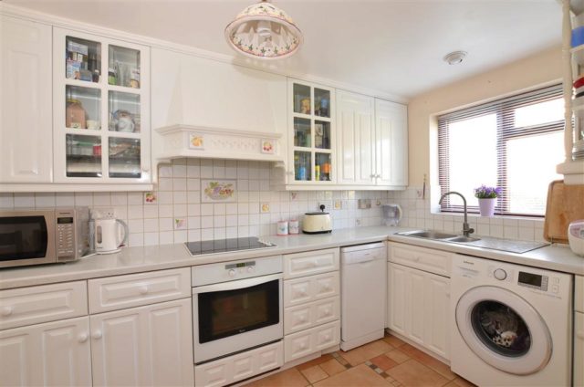 4 bedroom Semi-Detached house for sale in Austen Road Erith DA8