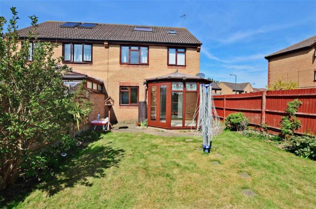 4 bedroom Semi-Detached house for sale in Austen Road Erith DA8