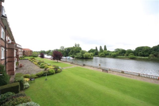 1 bedroom Flat to rent in Thames Eyot Cross Deep Twickenham TW1