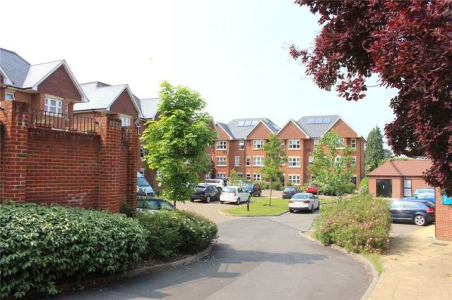 4 bedroom End of Terrace for sale in Smiles Place Woking GU22