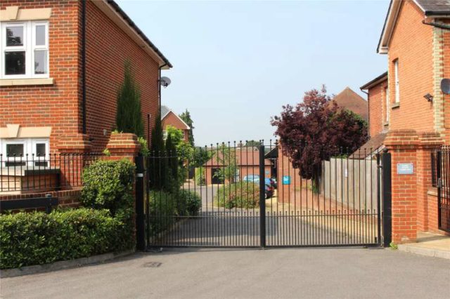 4 bedroom End of Terrace for sale in Smiles Place Woking GU22