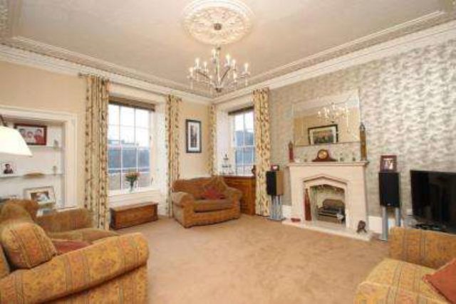 4 bedroom Flat for sale in Pleasance Gardens Falkirk FK1